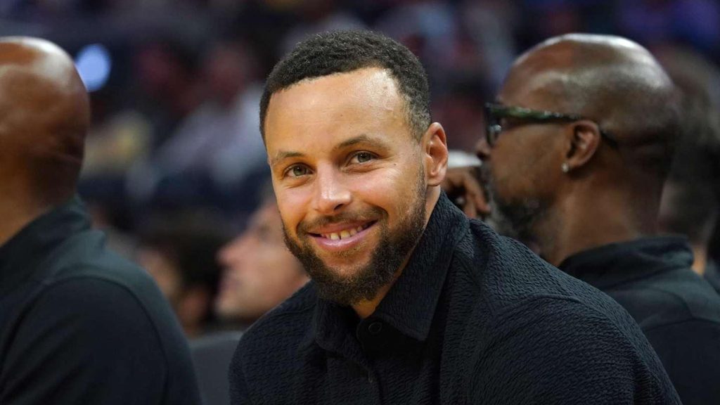 Steph Curry Stuns With Backward Half-Court Wonder Shot at NBA All-Star ...