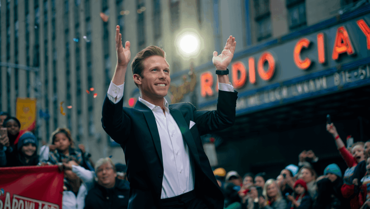 Just In Time cast stuns Macy's parade with rare medley performance, Jonathan Groff's final ...