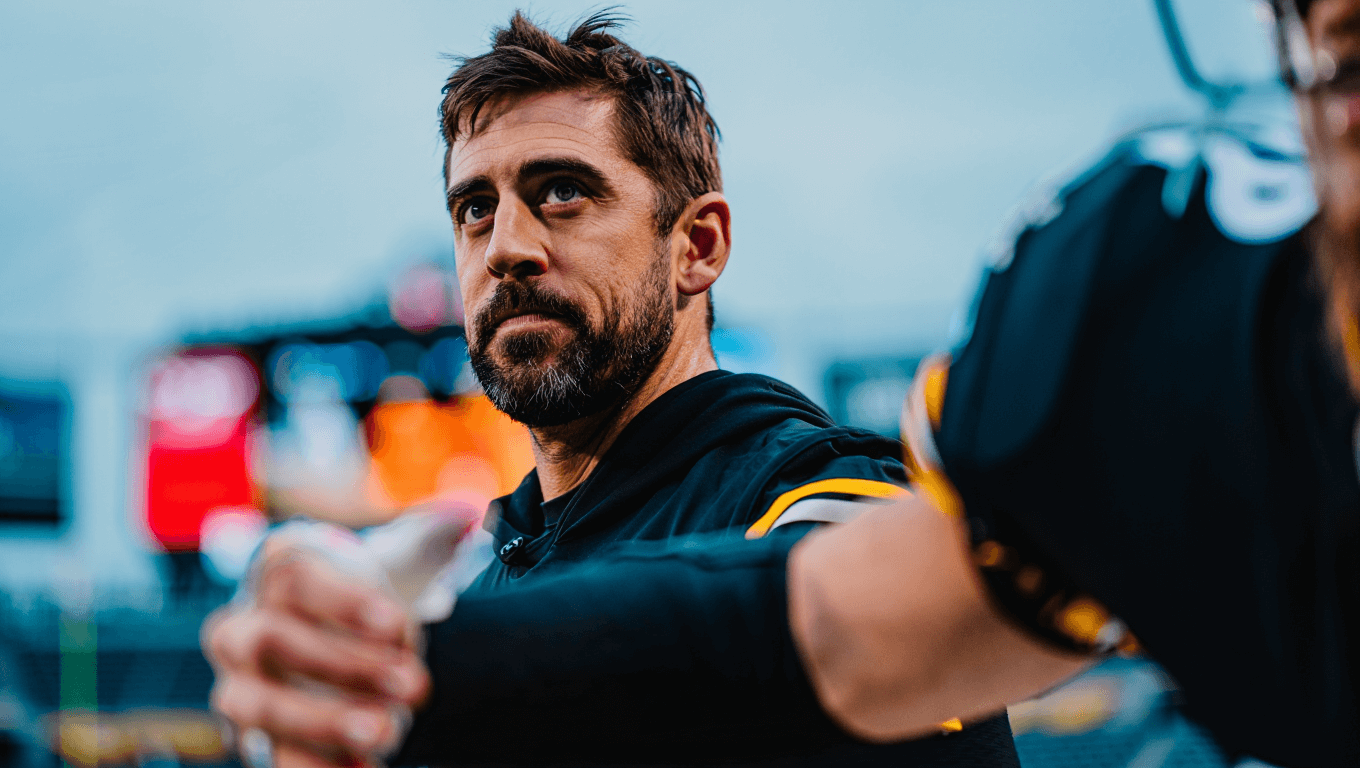 Aaron Rodgers pushing to play today vs Bears despite fractured wrist ...