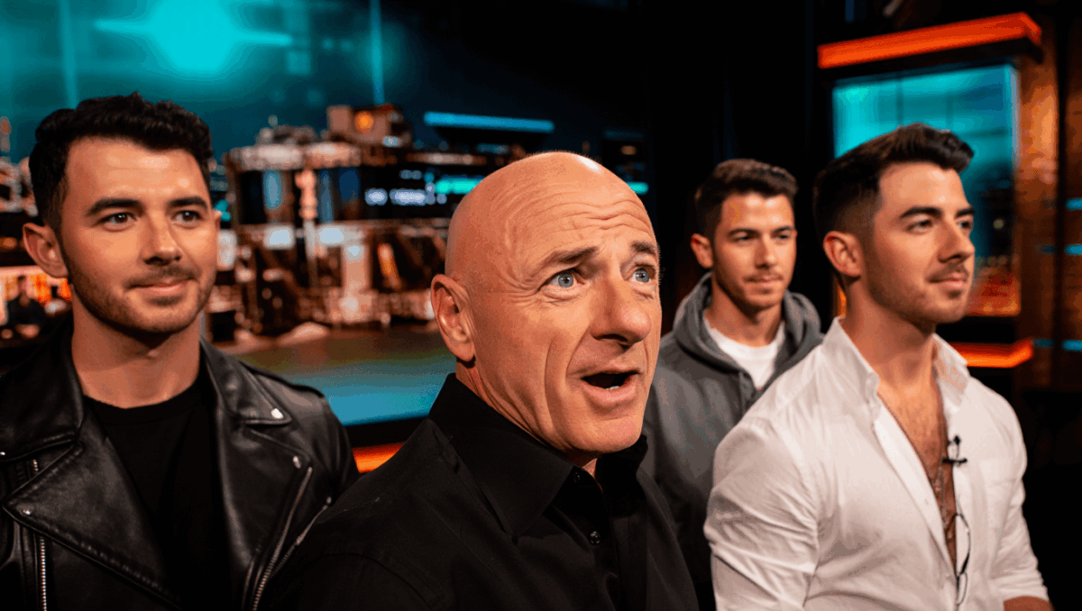 Scott Kelly finally meets Jonas Brothers on Tonight Show after viral ...