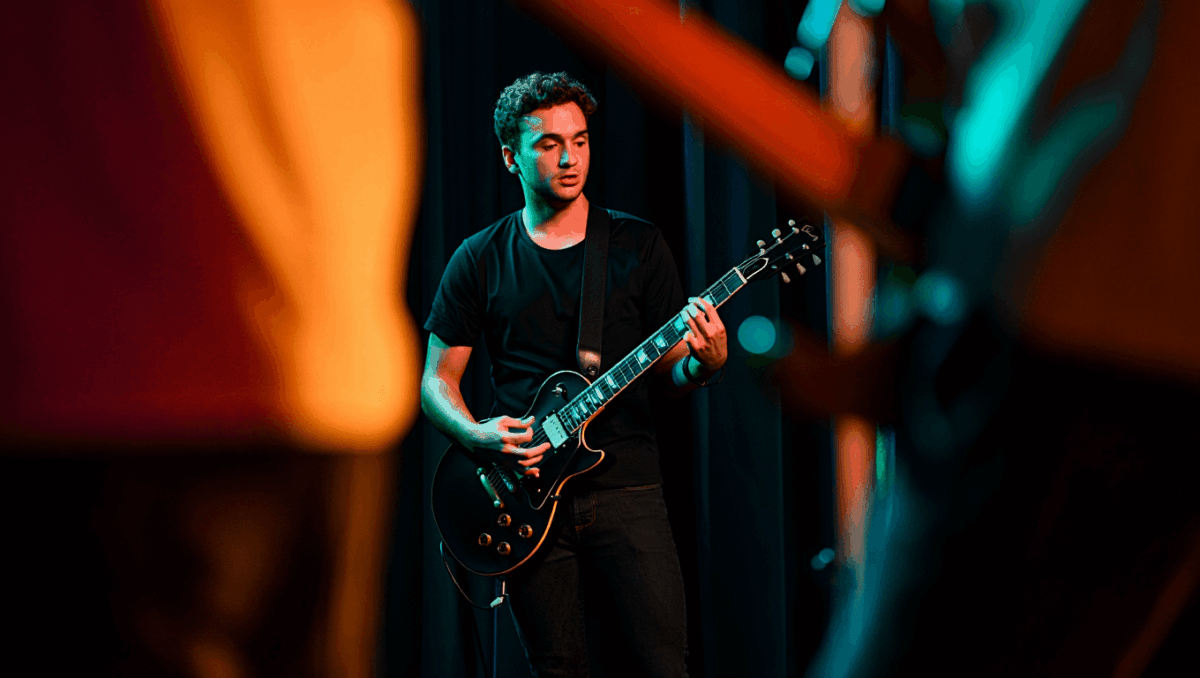 Mk.gee makes SNL debut with Bill Burr, rising guitarist praised by Eric ...