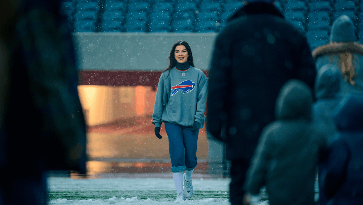 Josh Allen's Wife Hailee Steinfeld Shows Off Retro Bills Style Before ...